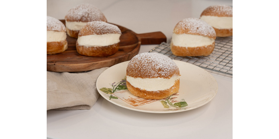 Maritozzo o bollo de nata italiano delicioso