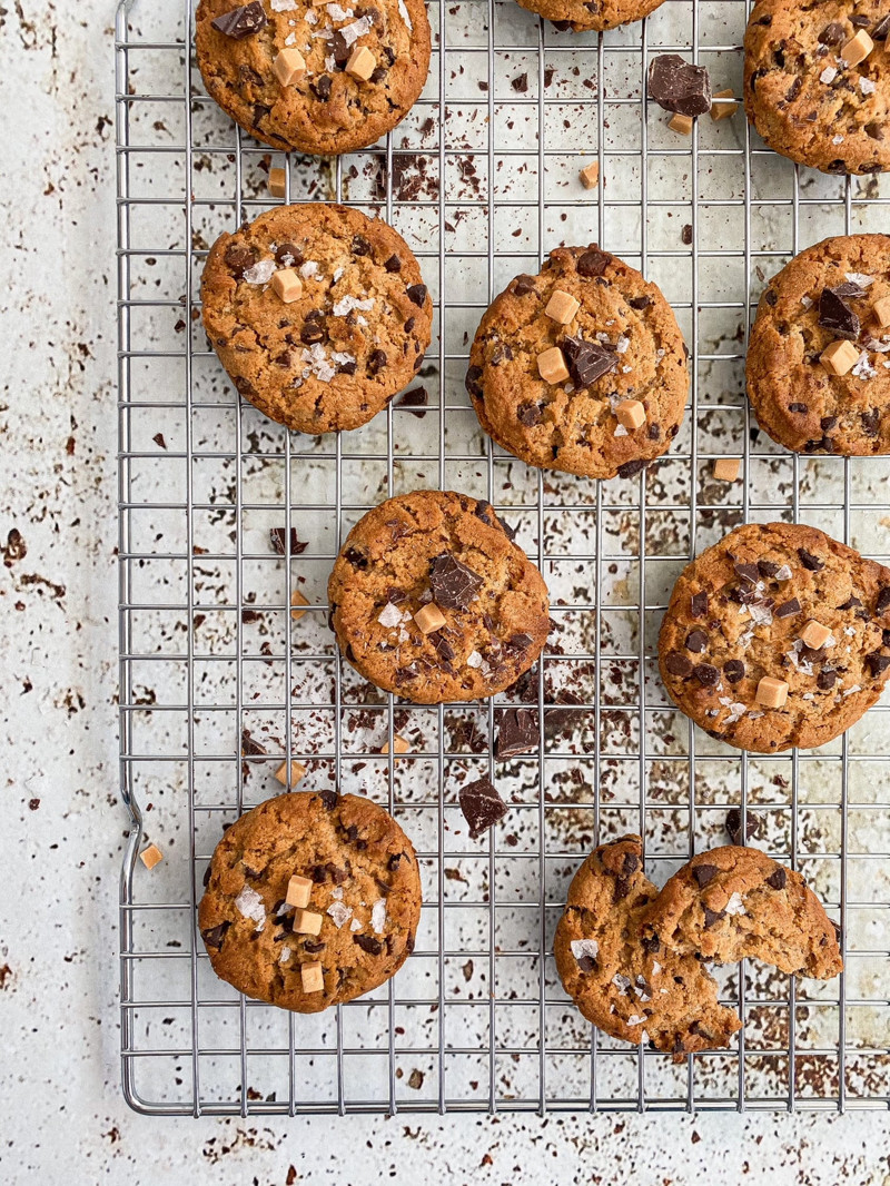 Cookies de chocolate, caramelo y sal en escamas